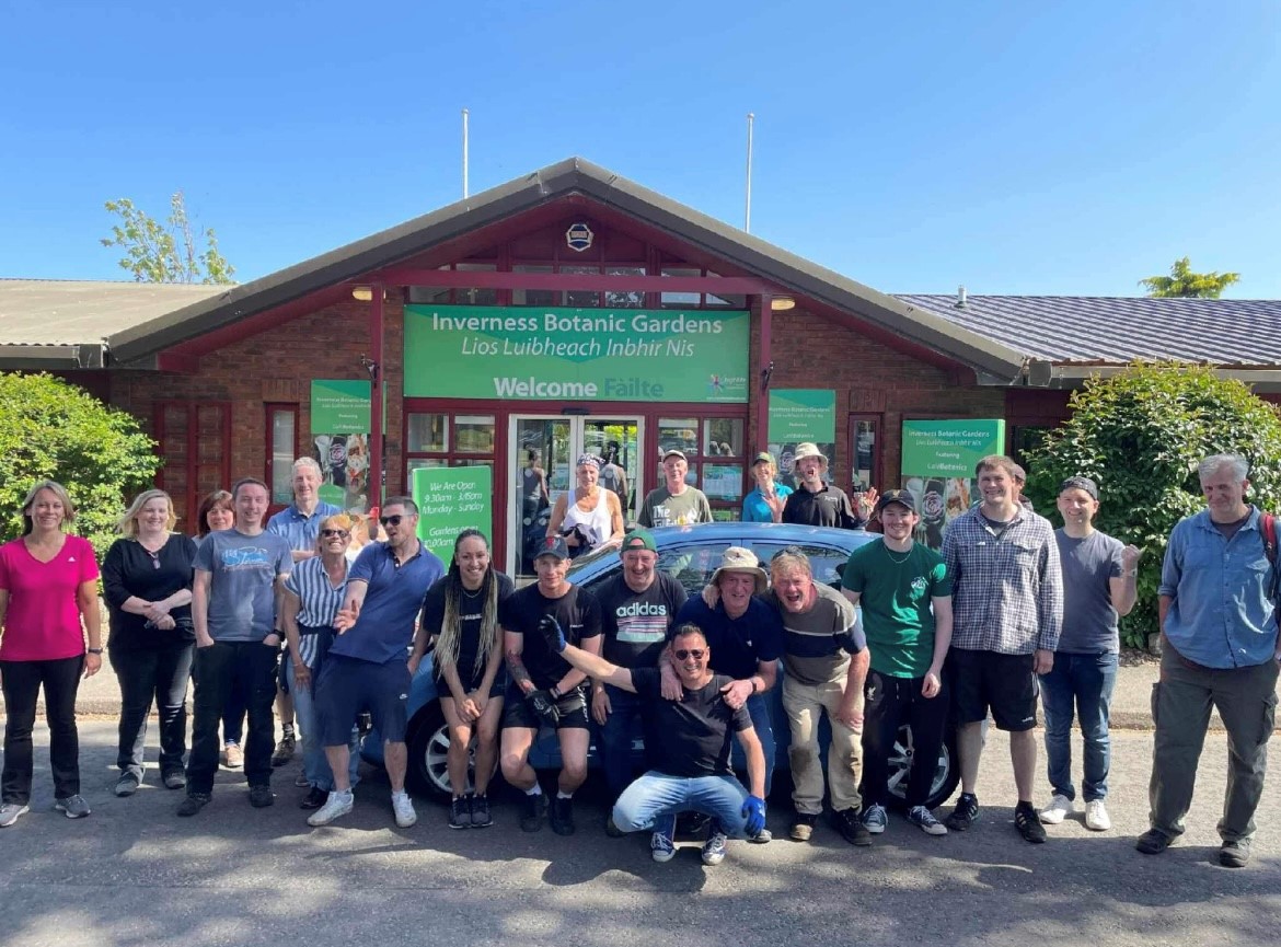 LifeScan employees ‘muck in’ on volunteer days at Inverness Botanic ...