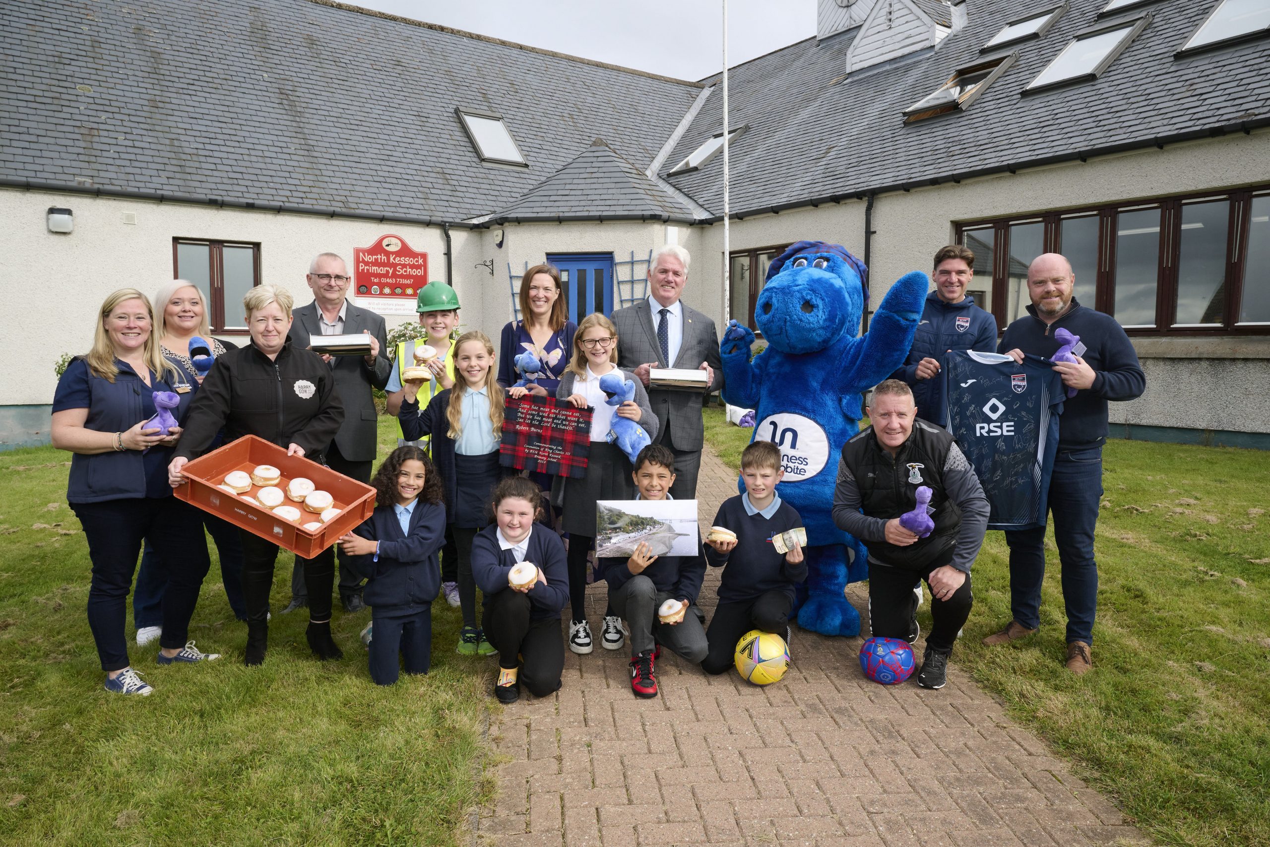Fun photo marks 50-year time capsule countdown - High Life Highland